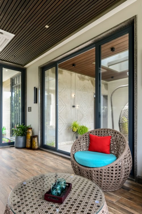 #AIExclusive: Louver House- A touch of louvers and staggered volumetry ...