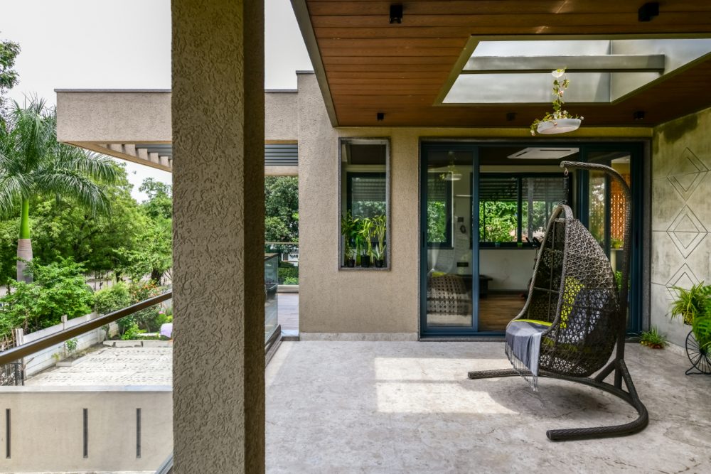 #AIExclusive: Louver House- A touch of louvers and staggered volumetry ...