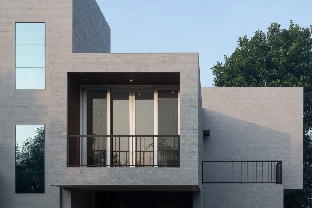 Field House: Framing staggered volumetric play in verdant fields ...