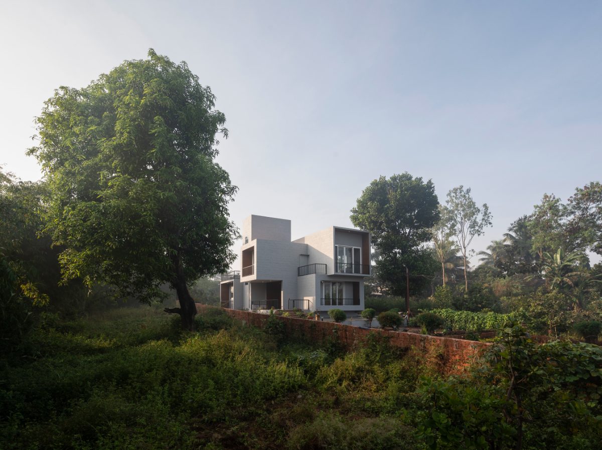 Field House: Framing staggered volumetric play in verdant fields ...