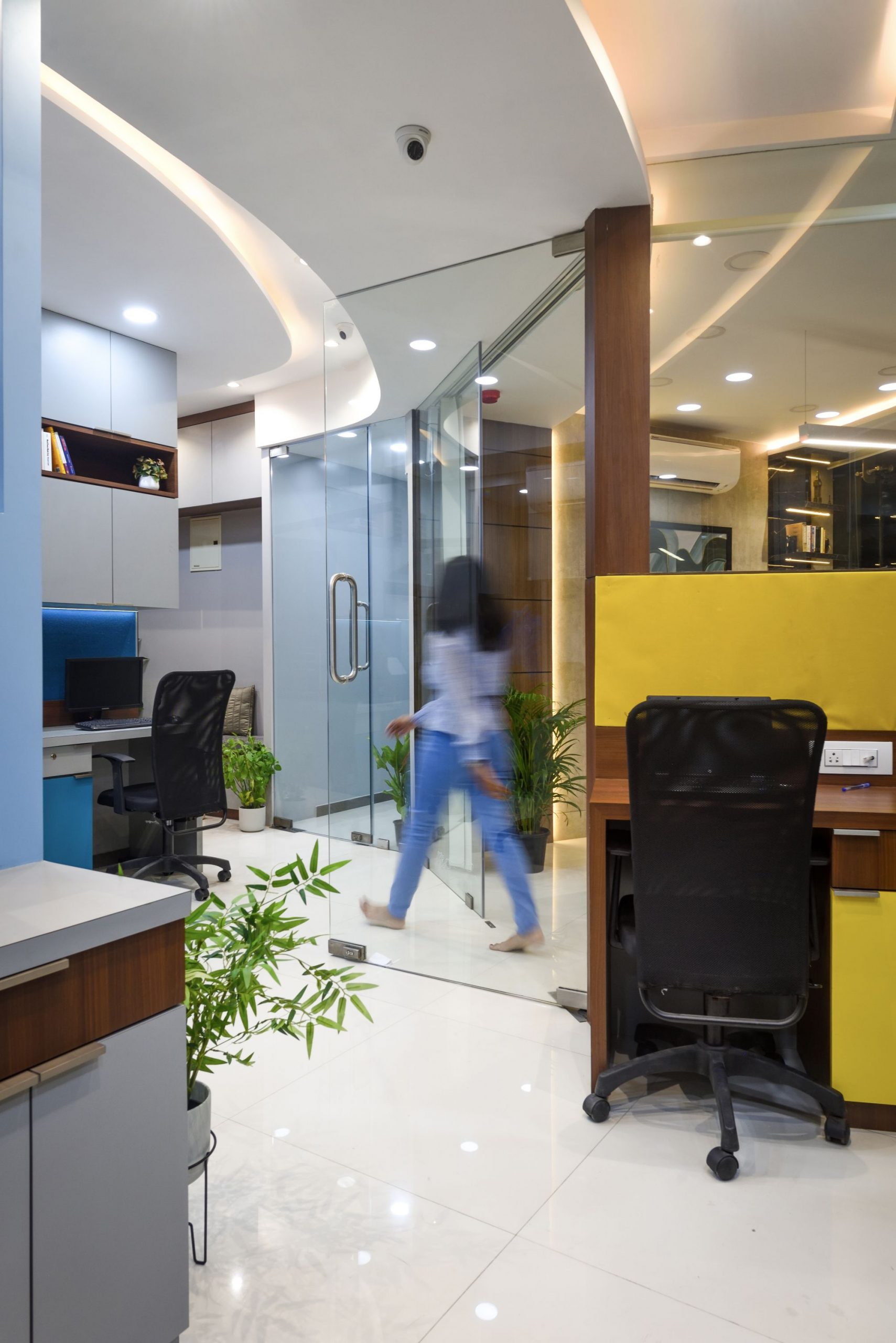 The Solitaire: A compact Mumbai office maximizing stunning panoramic ...