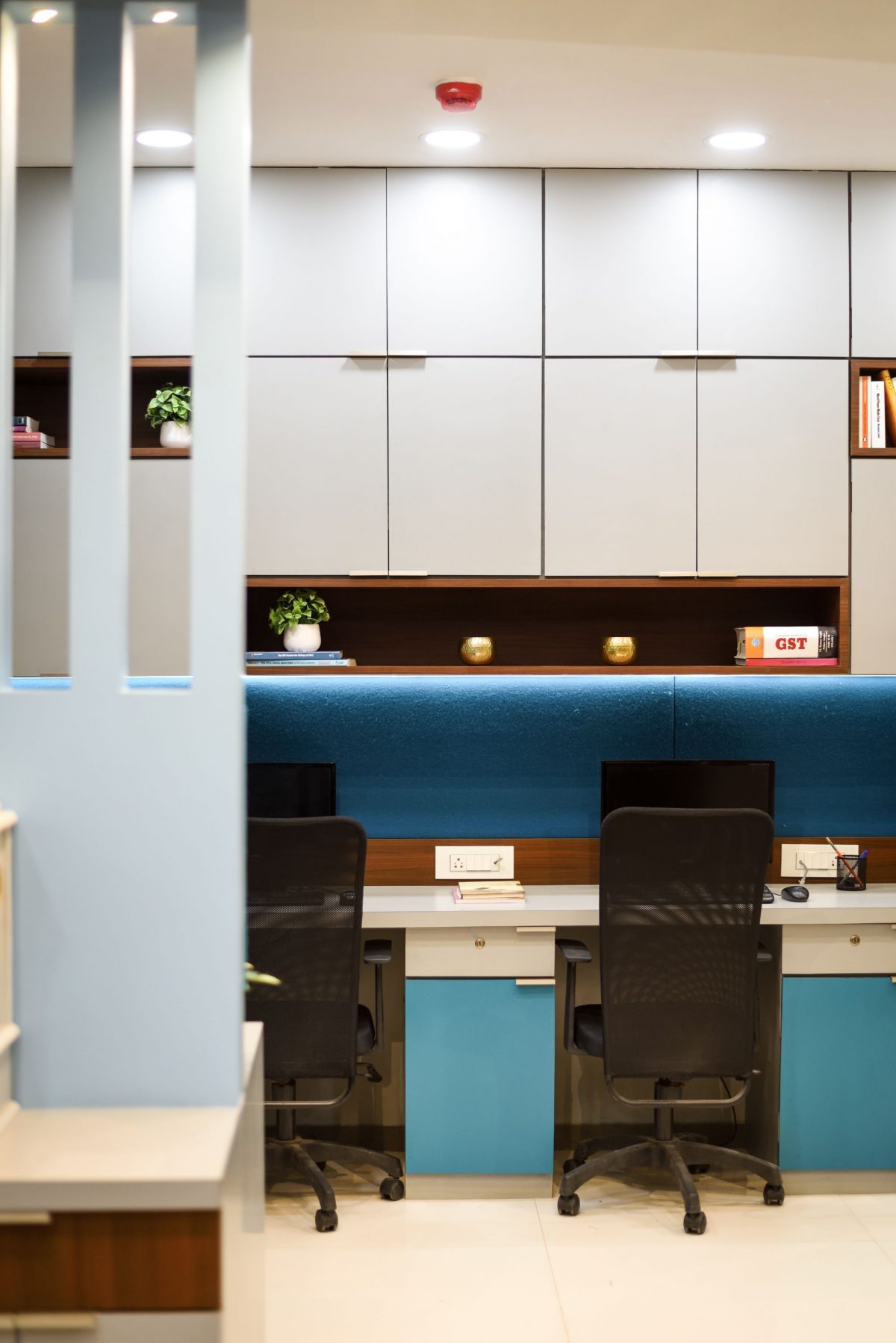 The Solitaire: A compact Mumbai office maximizing stunning panoramic ...