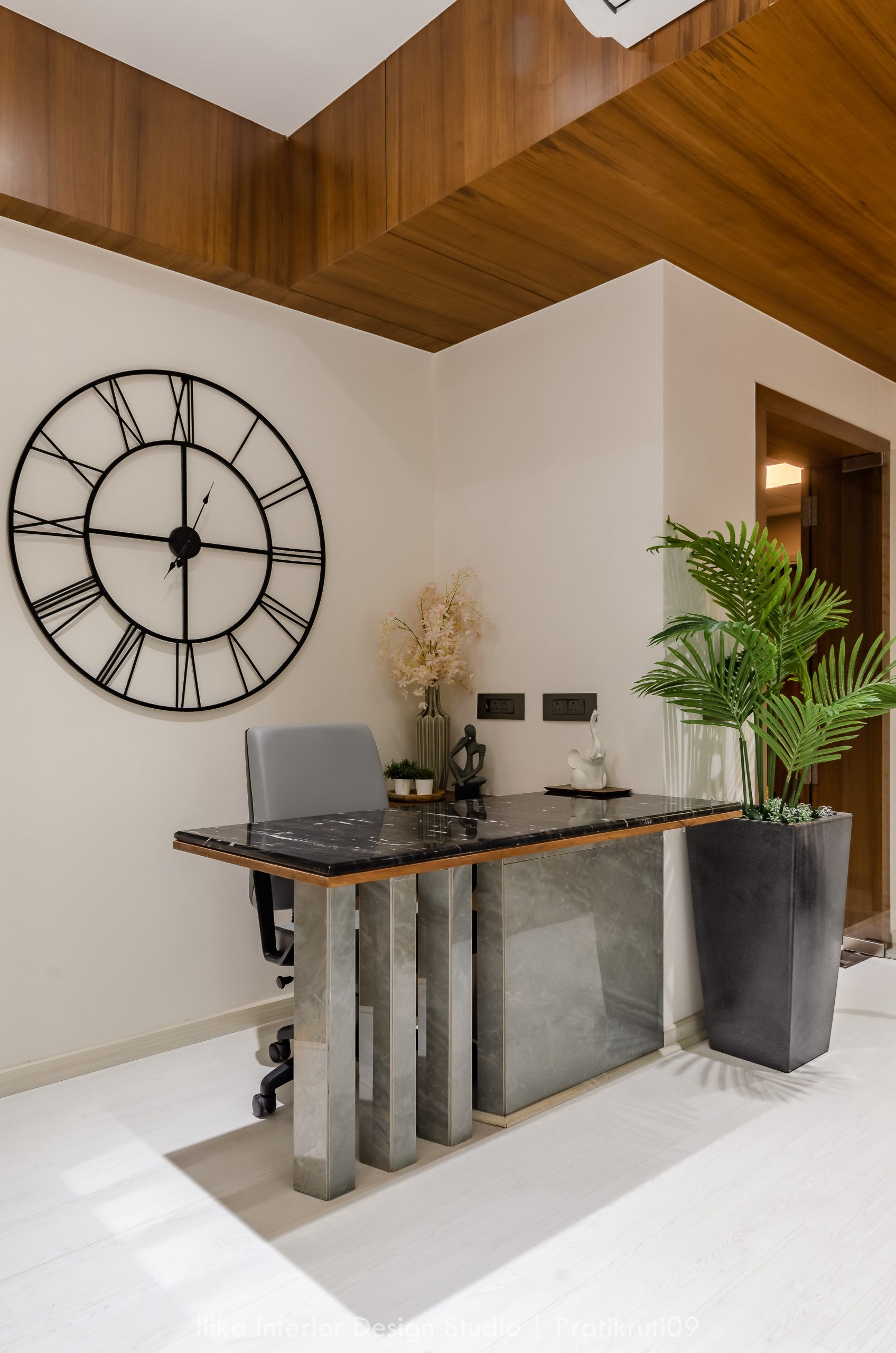 Ahmedabad’s warm 550 sq ft workspace creates a lively blend between ...