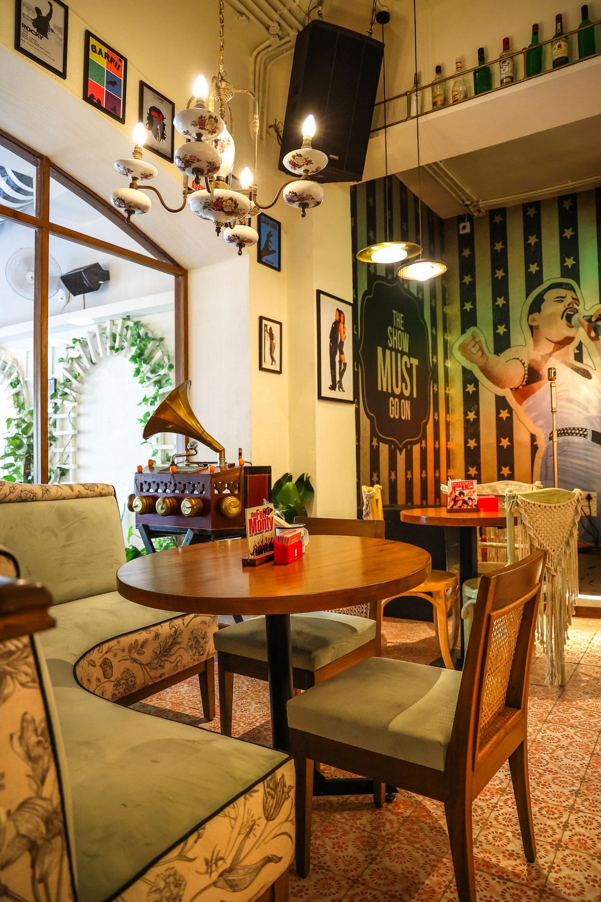 Tune into a cinematic set up of retro classics at this Mumbai cafe ...