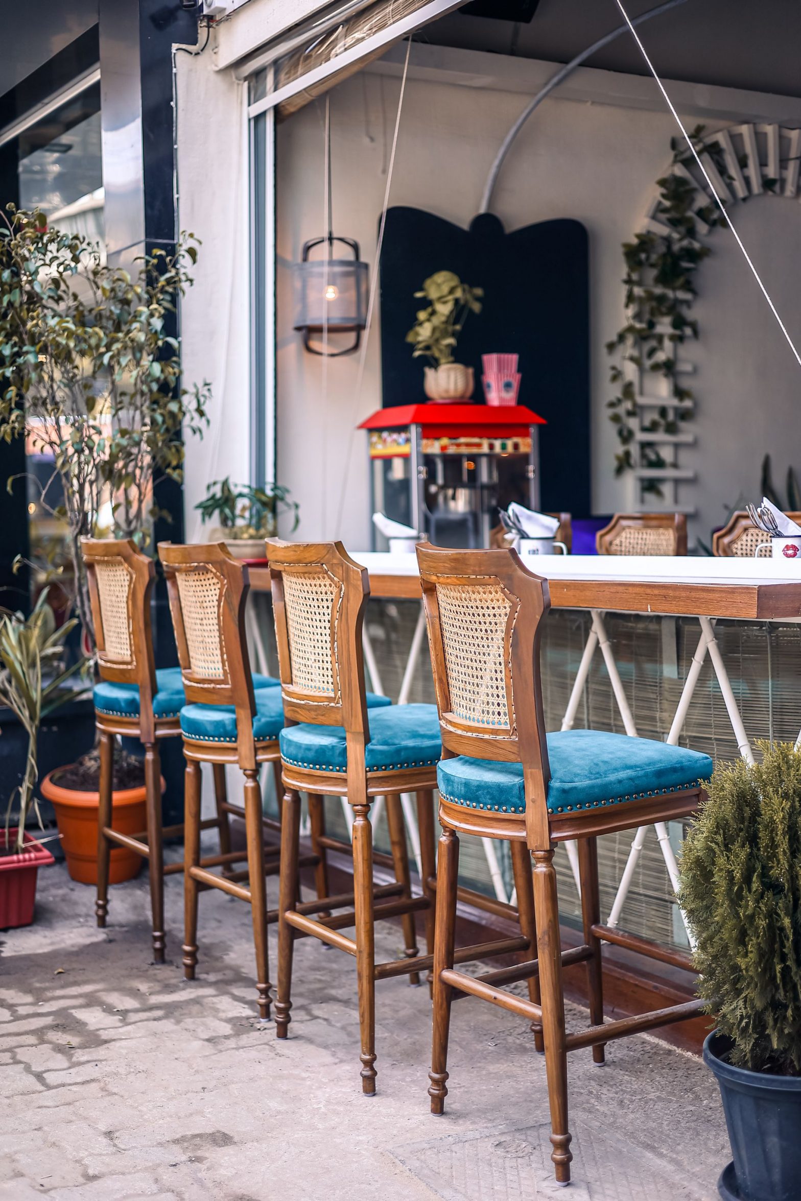 Tune into a cinematic set up of retro classics at this Mumbai cafe ...