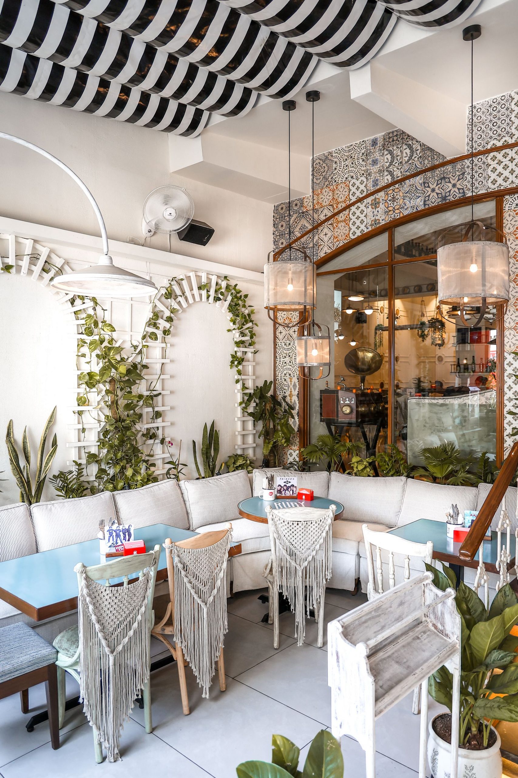 Tune into a cinematic set up of retro classics at this Mumbai cafe ...