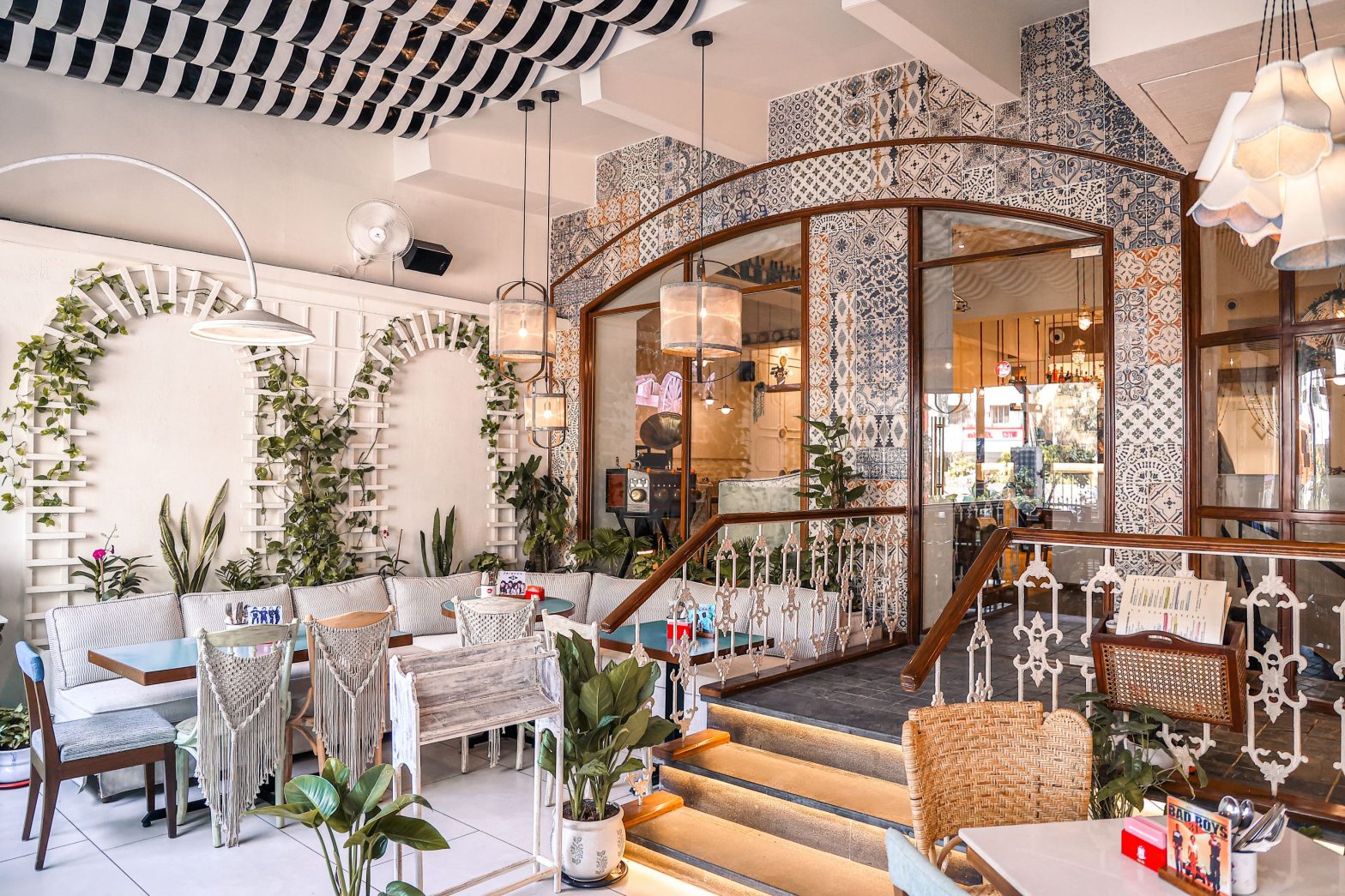 Tune into a cinematic set up of retro classics at this Mumbai cafe ...