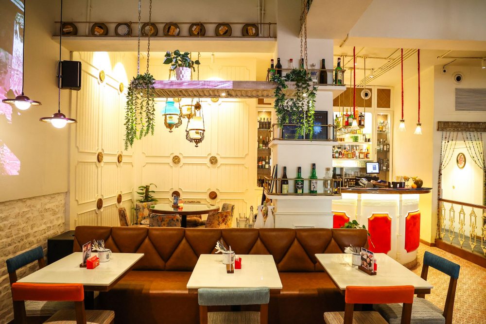 Tune into a cinematic set up of retro classics at this Mumbai cafe ...