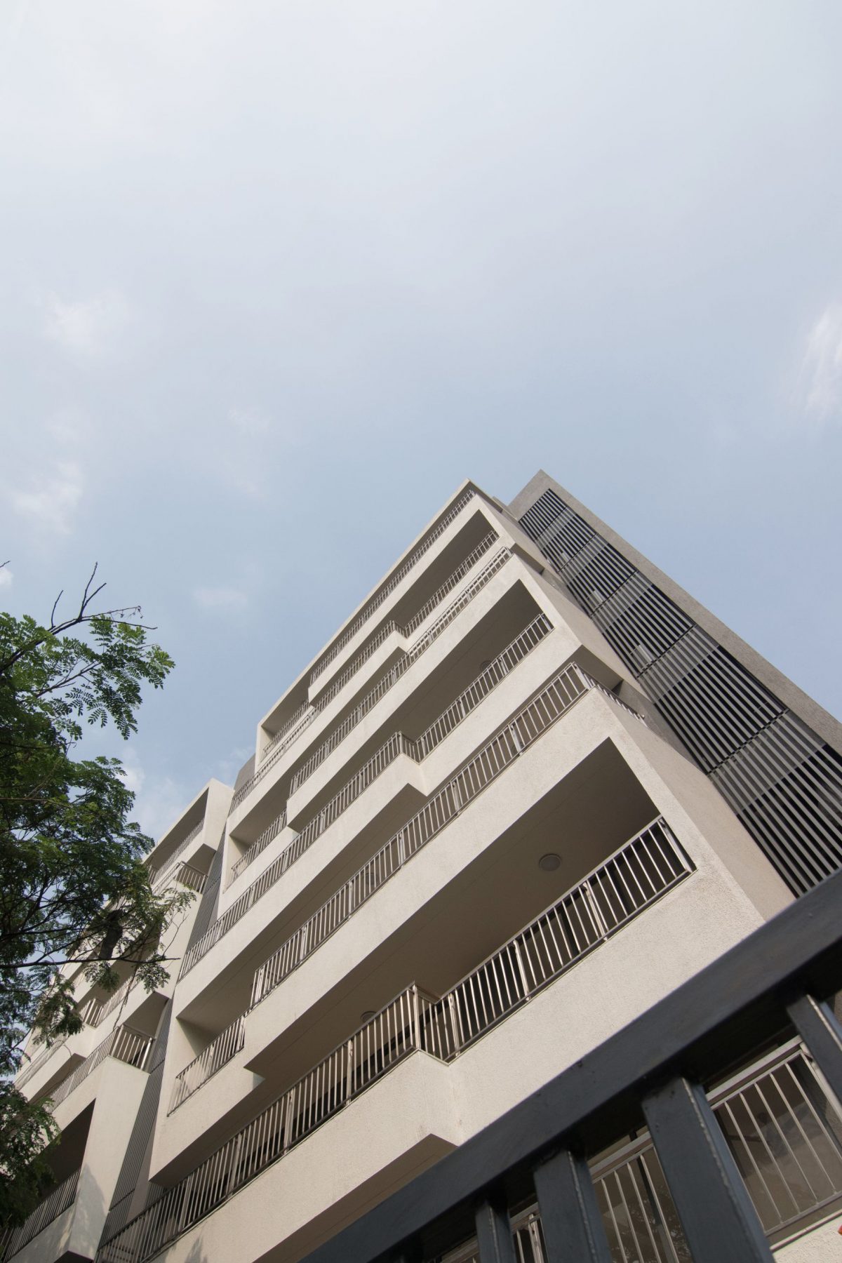 Inside this luxurious apartment enveloped by an avant-garde facade ...