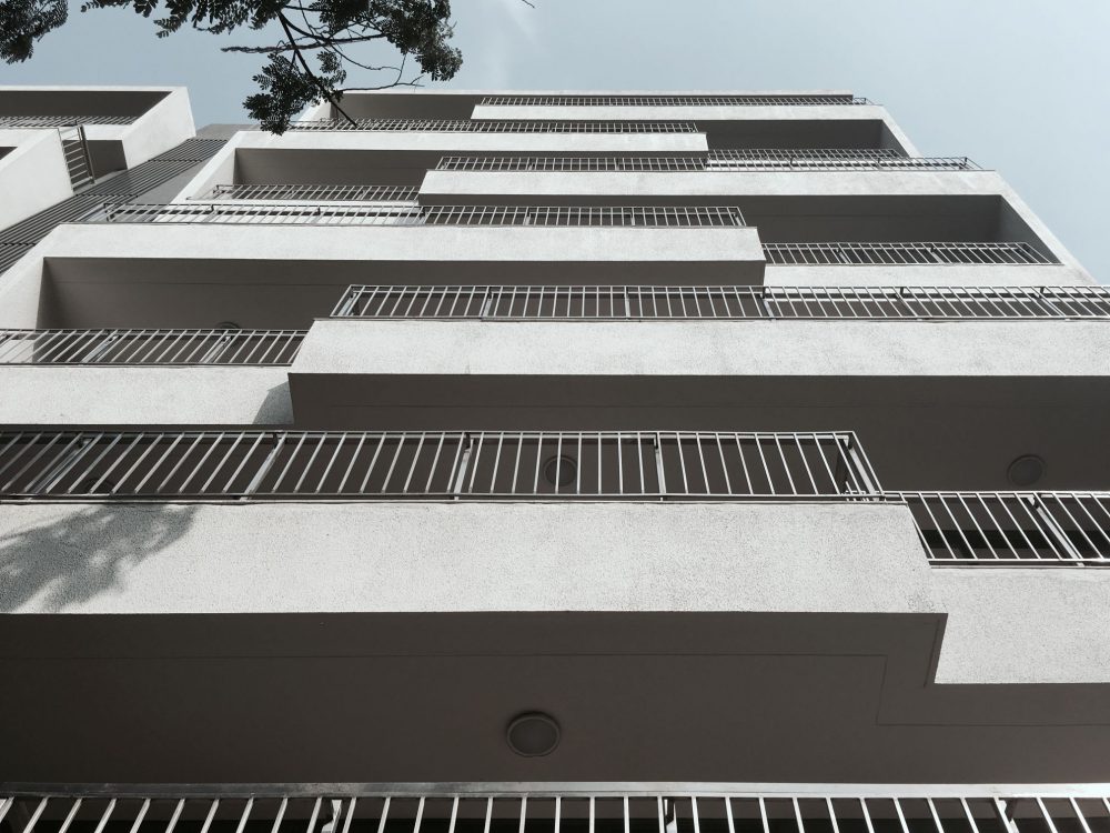 Inside this luxurious apartment enveloped by an avant-garde facade ...