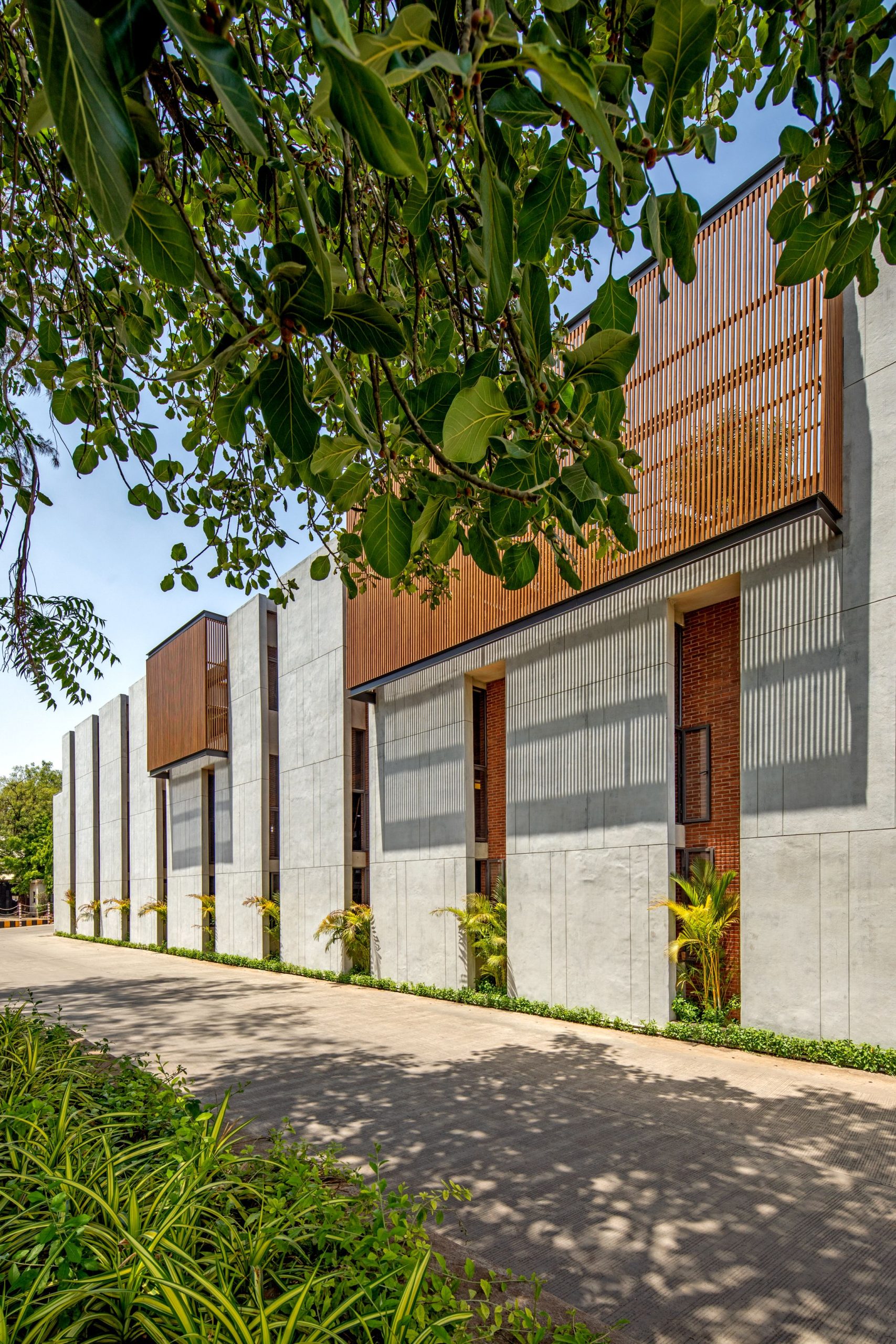 Explore the interactive design of this office with a steel skeleton ...