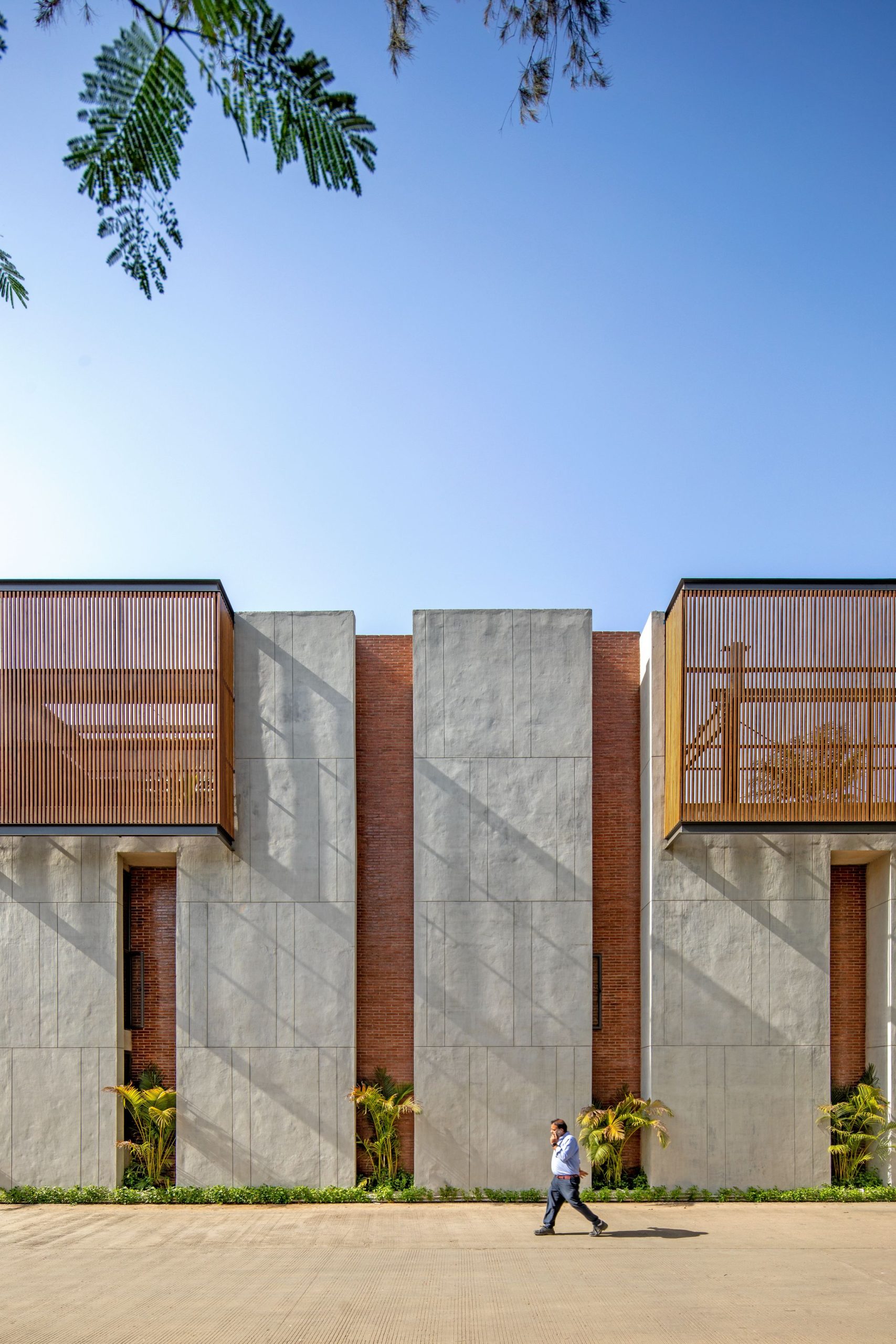 Explore the interactive design of this office with a steel skeleton ...