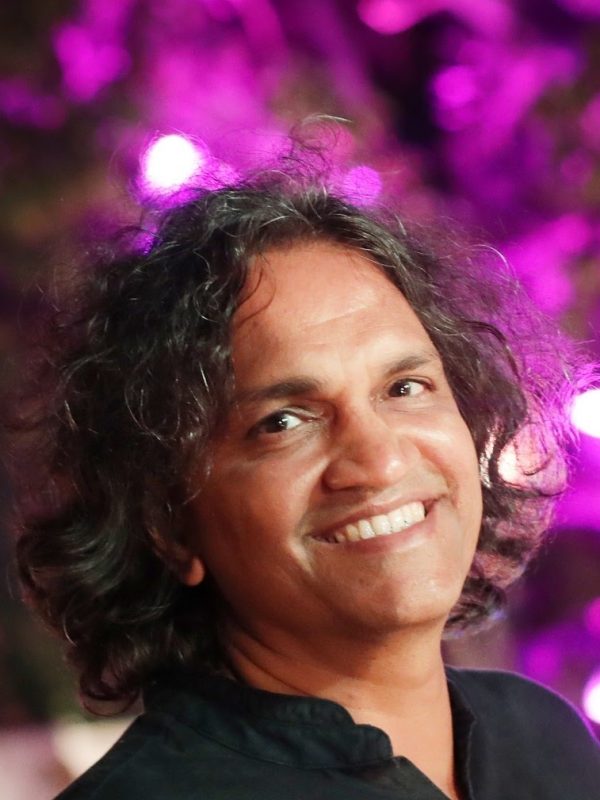 Explore the interactive design of this office with a steel skeleton ...