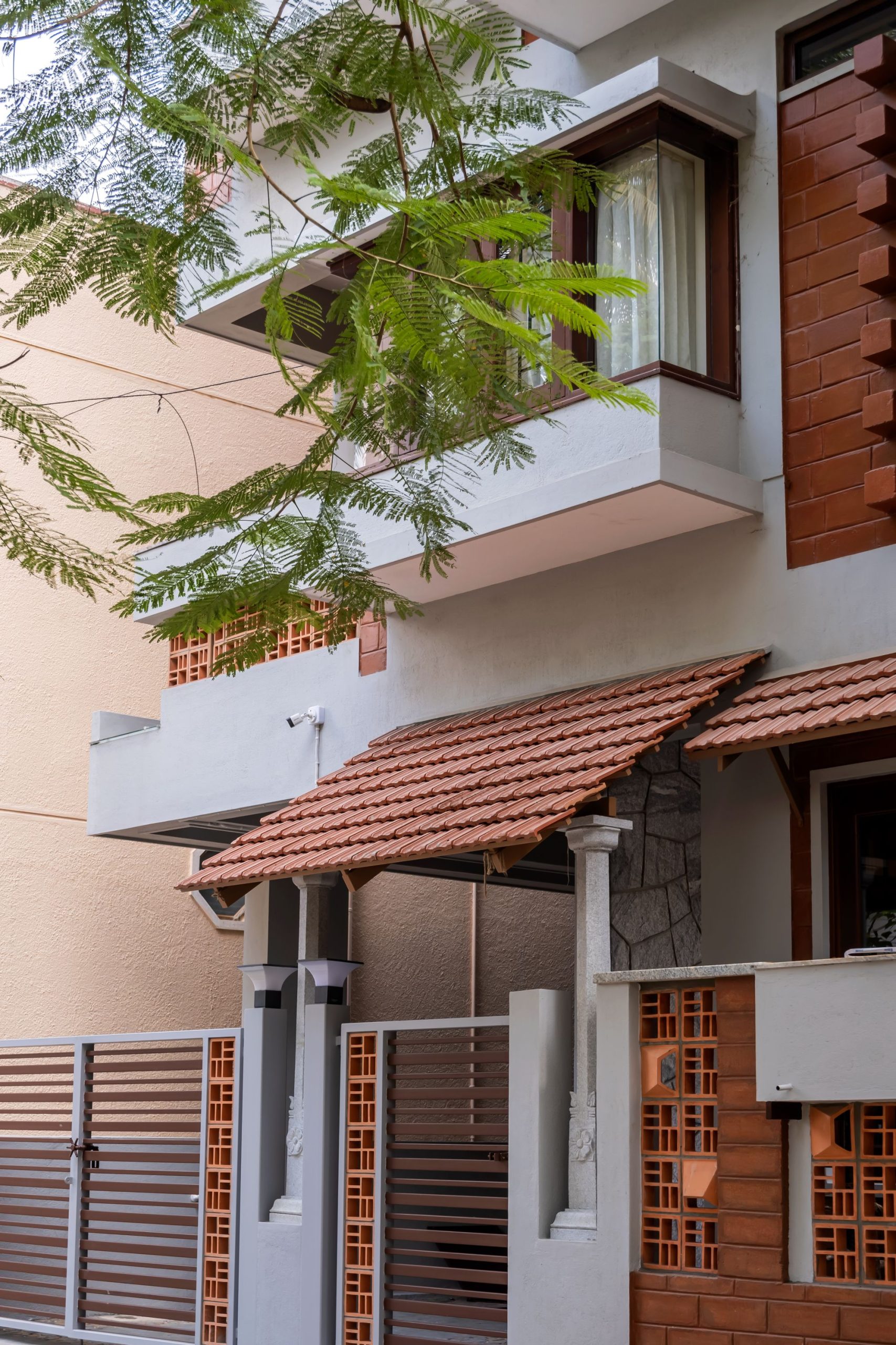 Catch the sunrays that light up the walls of this Bangalore villa ...