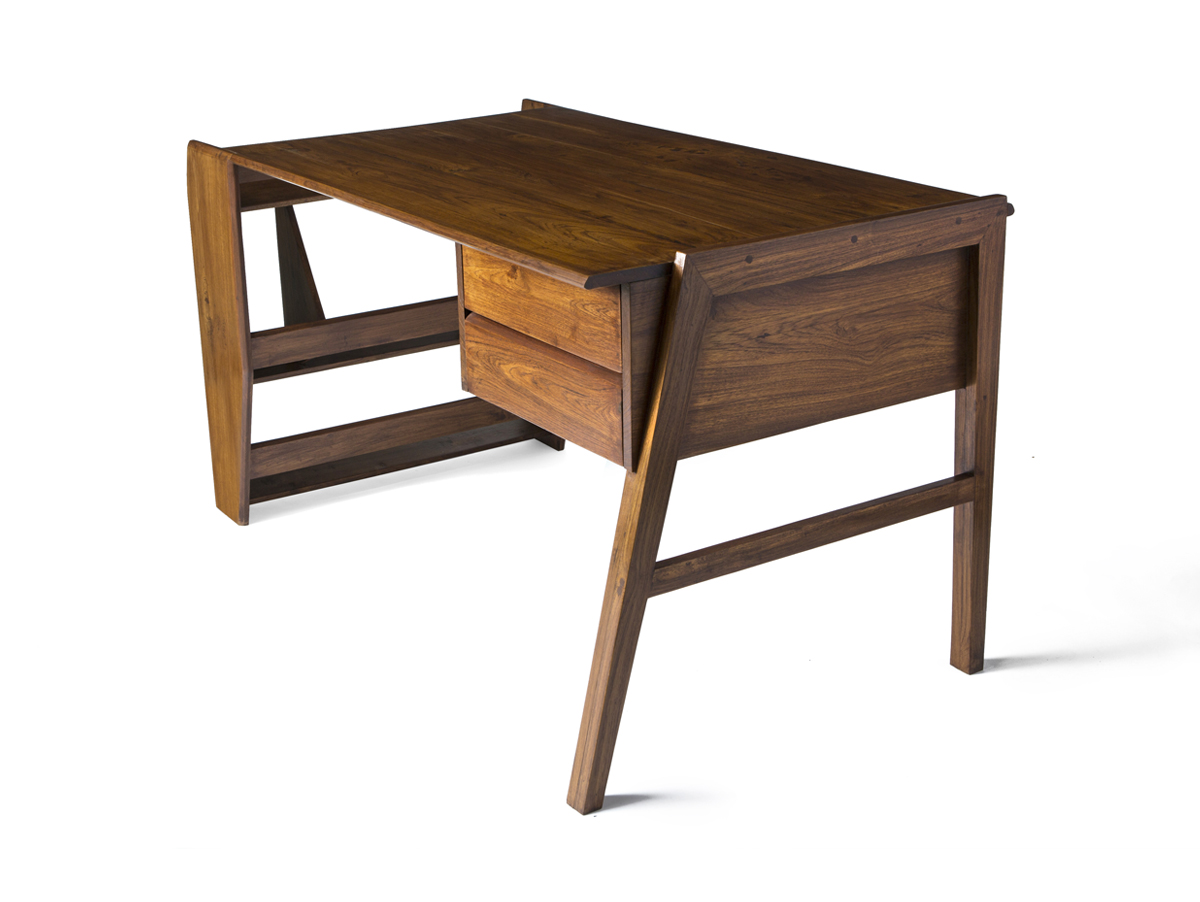 Give a classic twist to mid-century moods with these angular desks ...