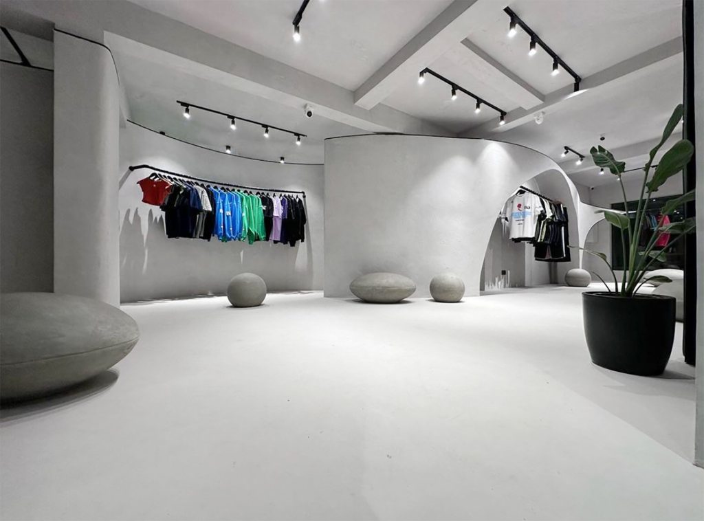 Stay ahead of the curves of this retail store in Mumbai - Architect and ...