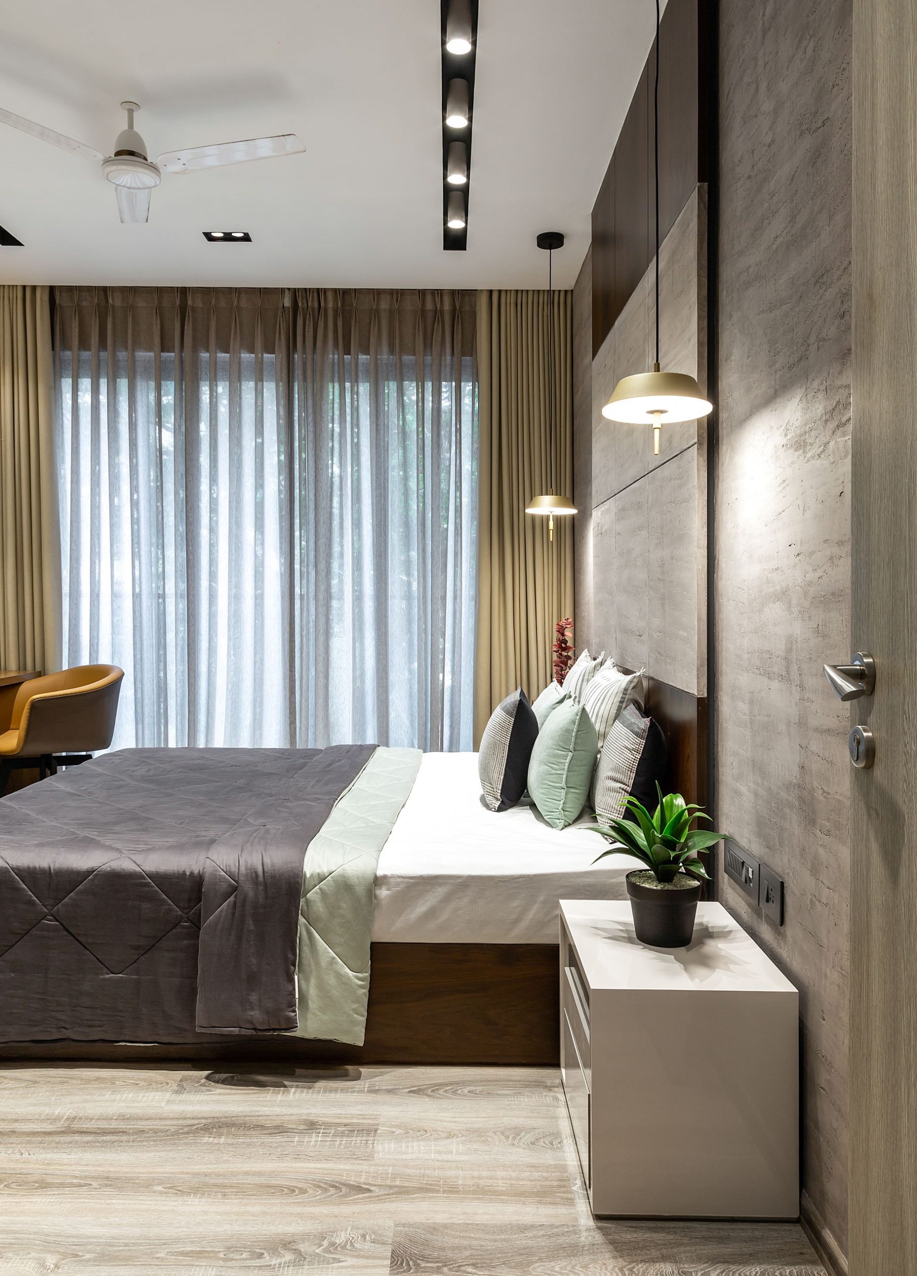 Touch the tranquil layer of luxury that surrounds this Rustomjee BKC ...