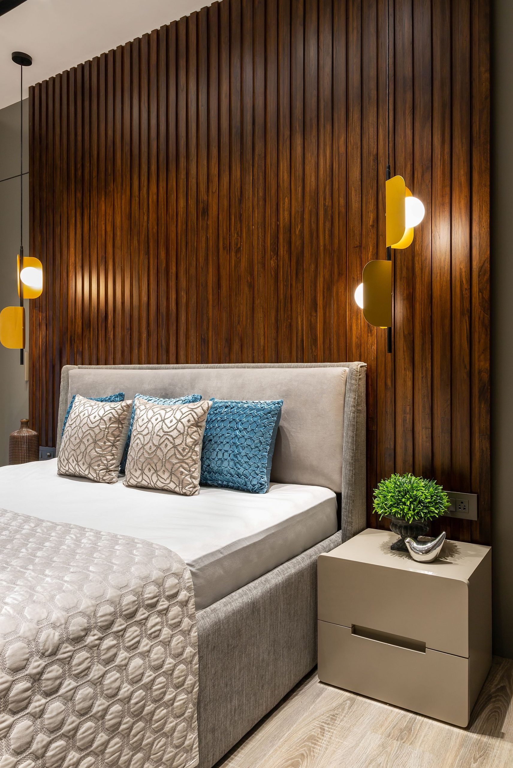 Touch the tranquil layer of luxury that surrounds this Rustomjee BKC ...