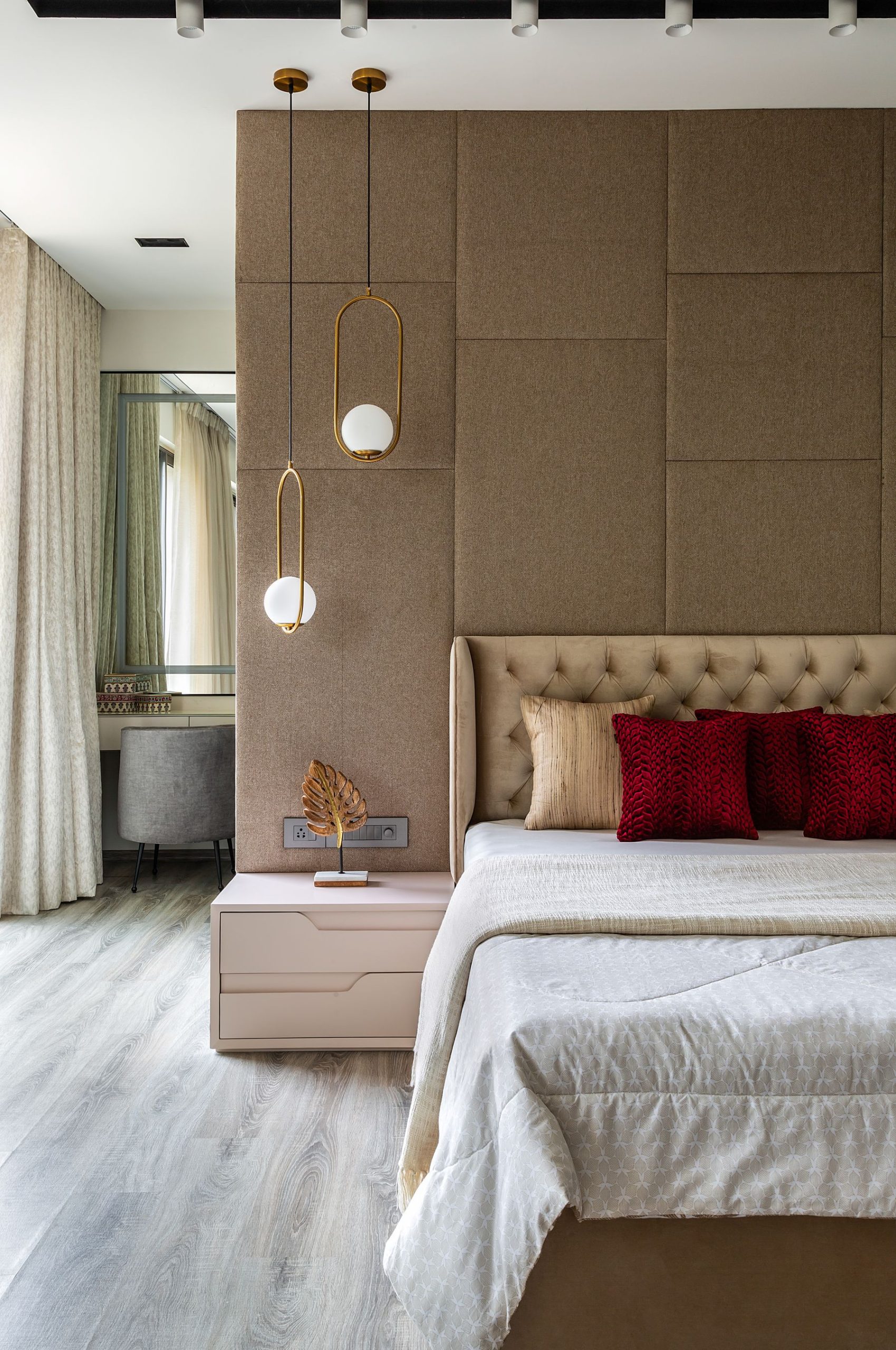 Touch the tranquil layer of luxury that surrounds this Rustomjee BKC ...