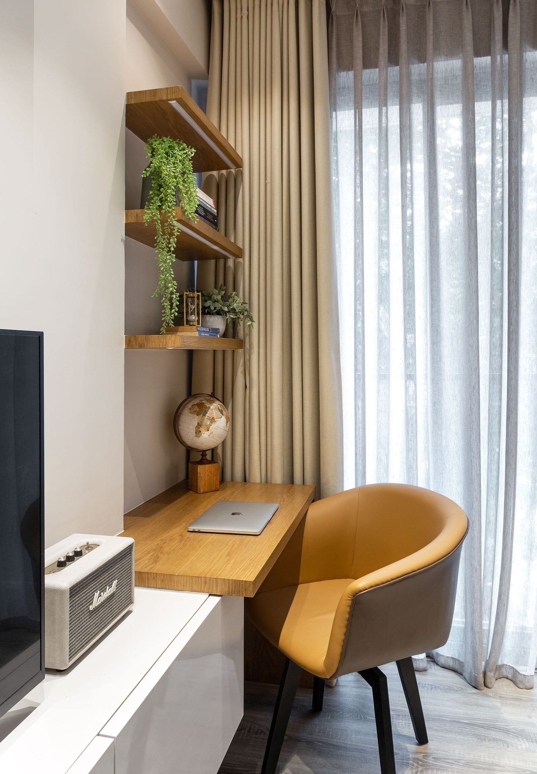 Touch the tranquil layer of luxury that surrounds this Rustomjee BKC ...