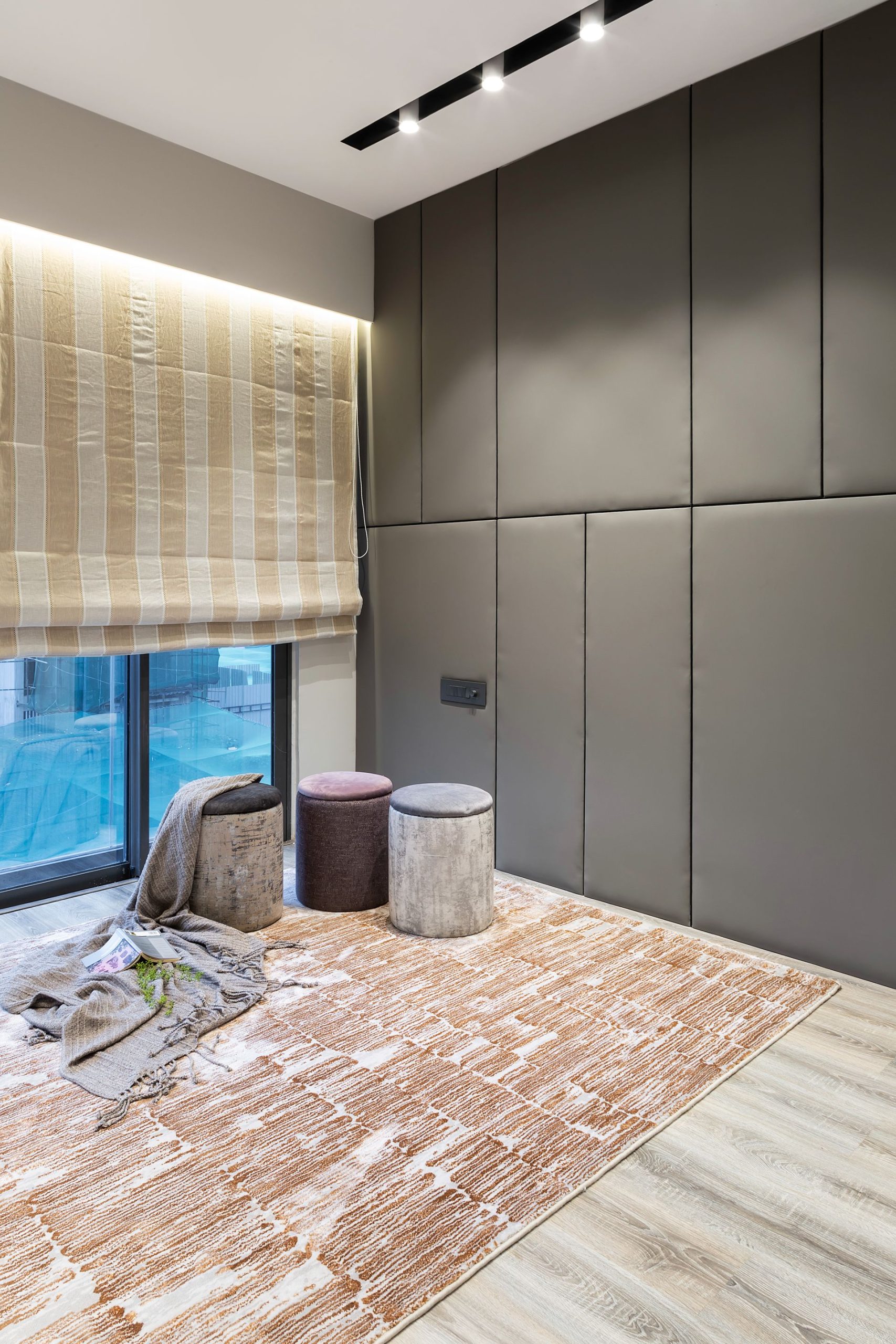 Touch the tranquil layer of luxury that surrounds this Rustomjee BKC ...