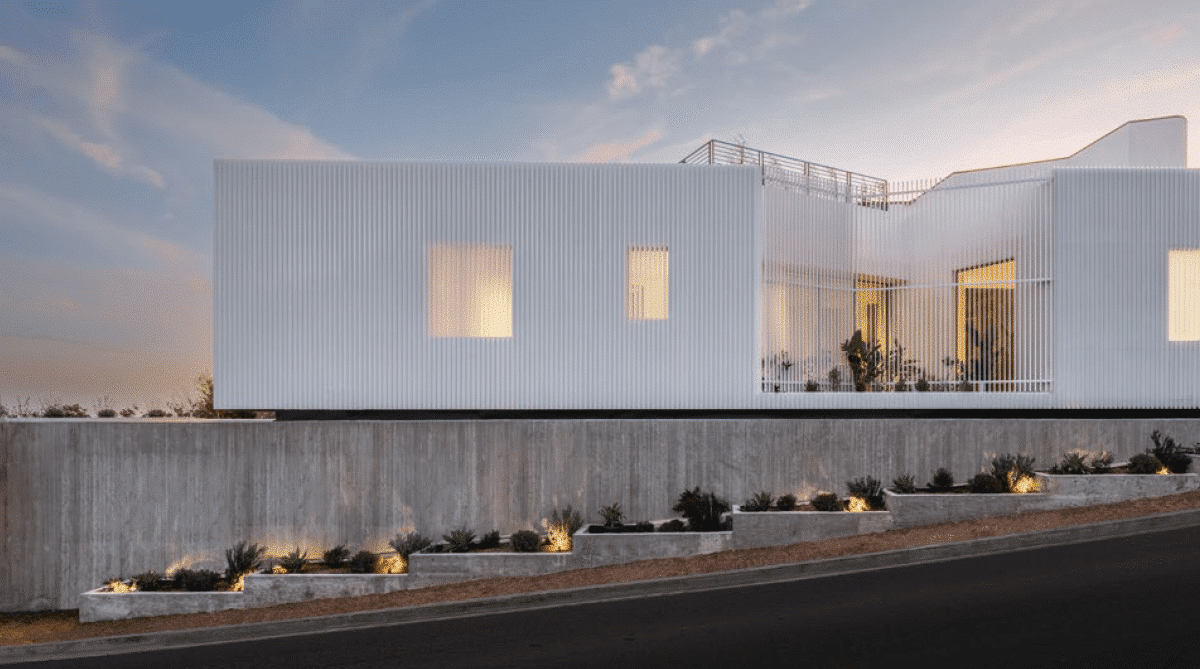 Live like a star inside this angular LA home by SAOTA - Architect and ...