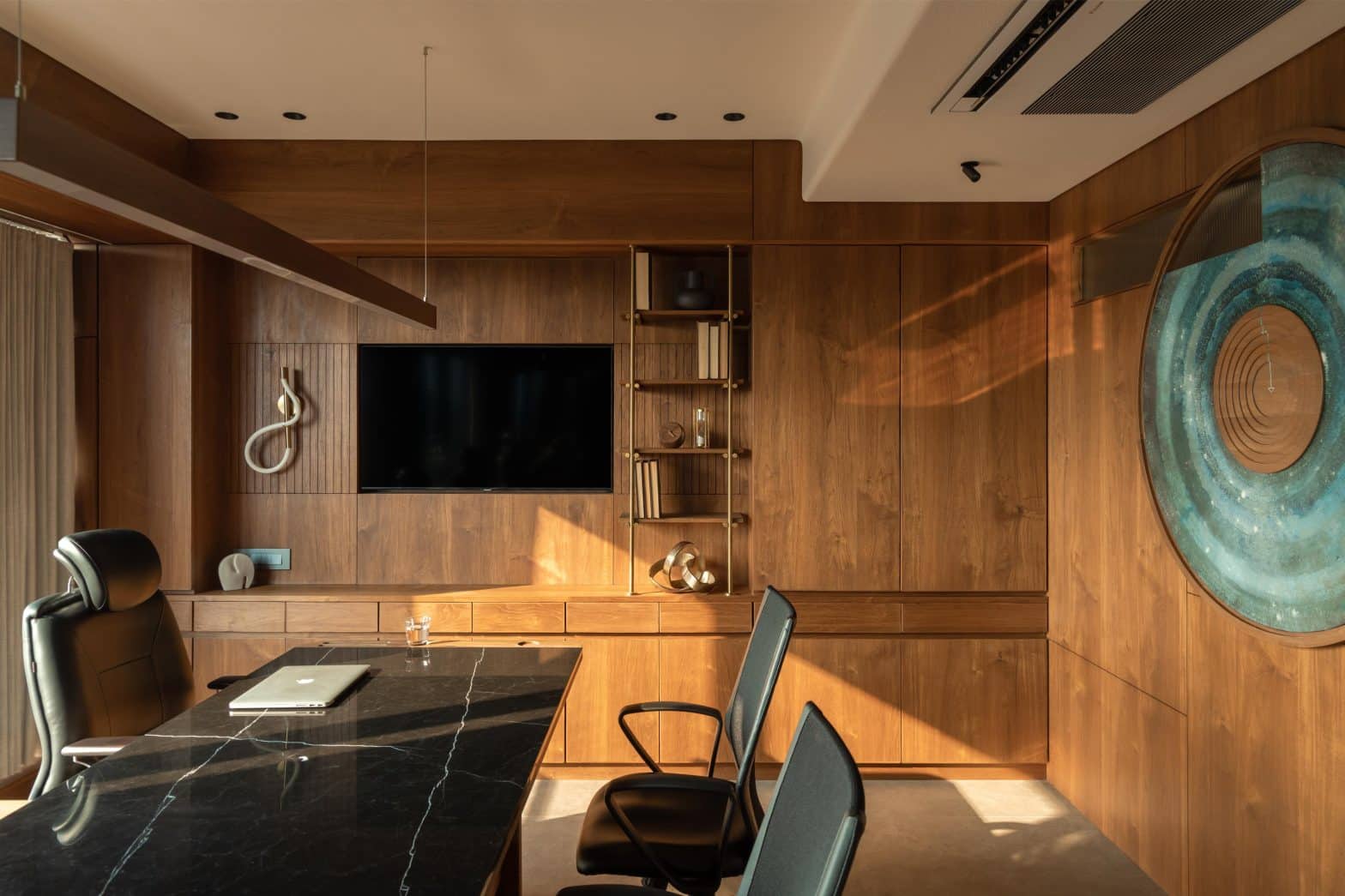 Touch the epitome of earthy luxury in this extravagant Ahmedabad office ...