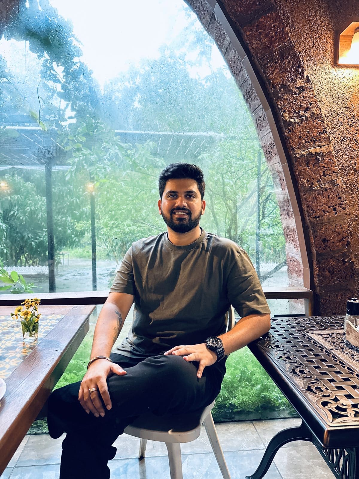 Reach the epitome of modern living from this luxurious 28th-floor residence in Mumbai ...