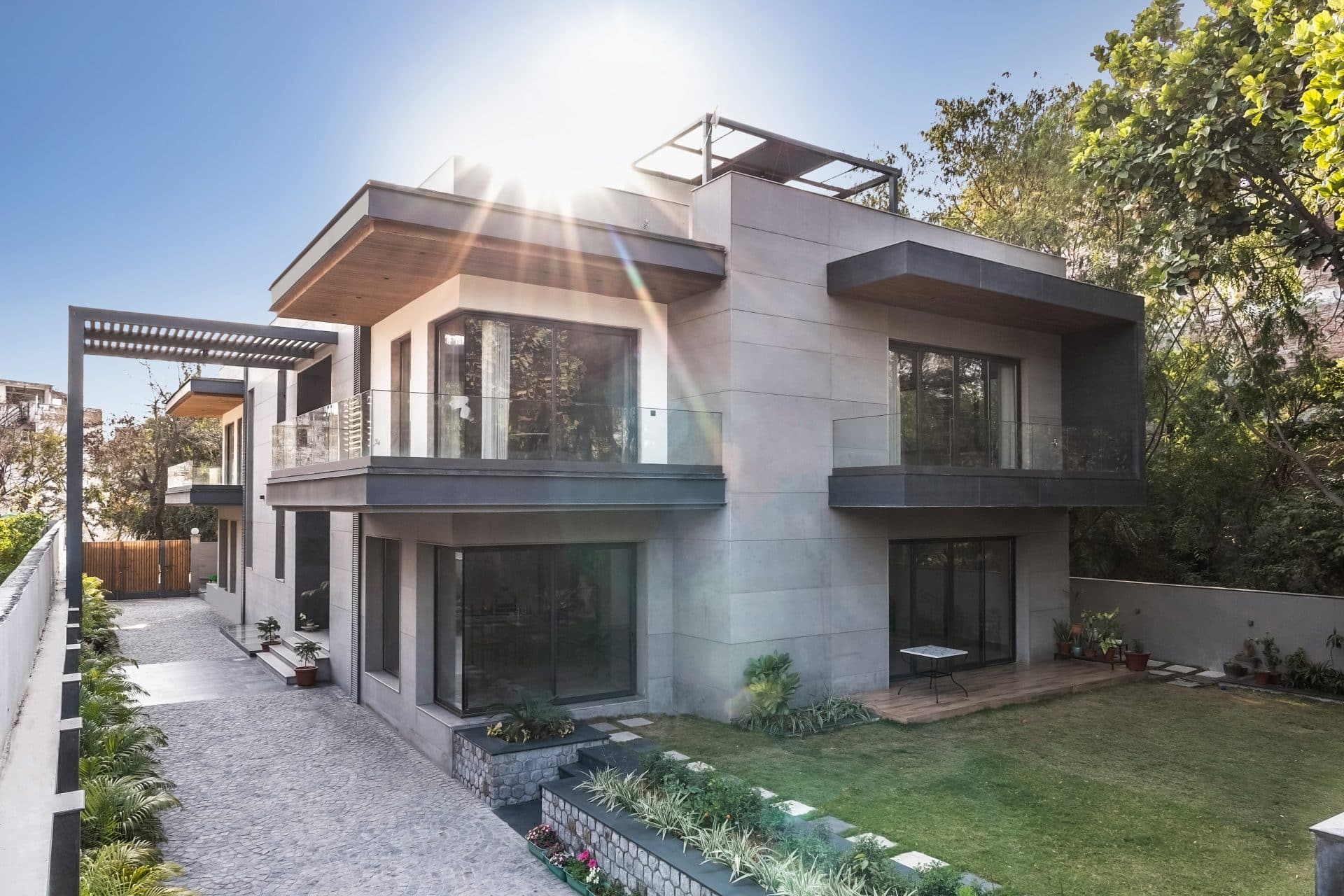 Get drawn to the impressive luxury adorning this contemporary Gurugram ...