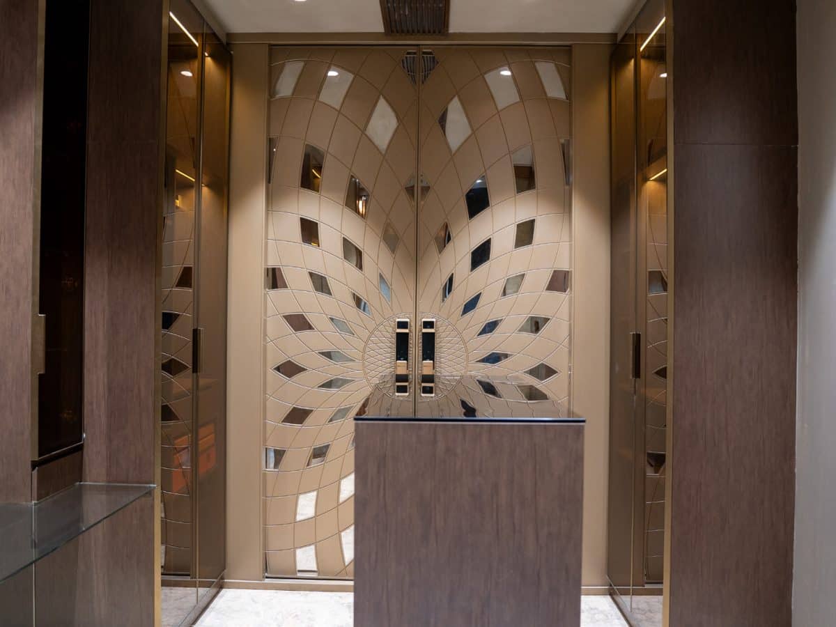 Stay elegantly framed with these bespoke internal partitions ...