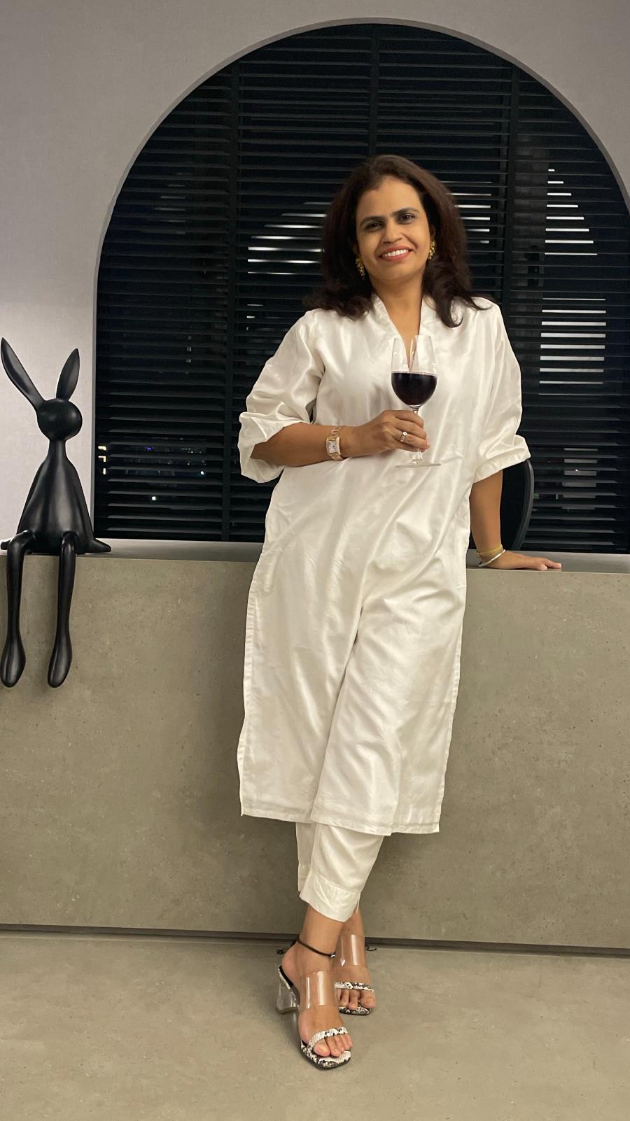 Witness the timeless fusion of two yugas in this Mumbai 3BHK adorned ...