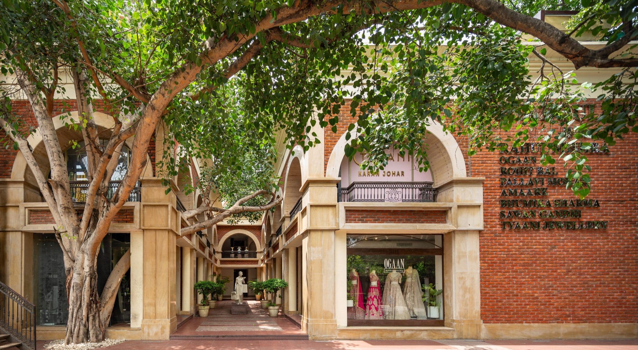 Palatial foyer areas welcoming you into a world of luxury. - Architect ...