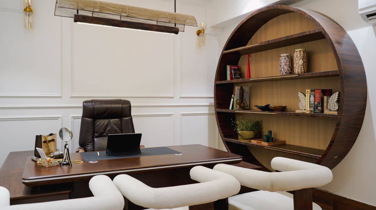 Learn the art of efficient yet expansive workspace design at this 1,100 ...