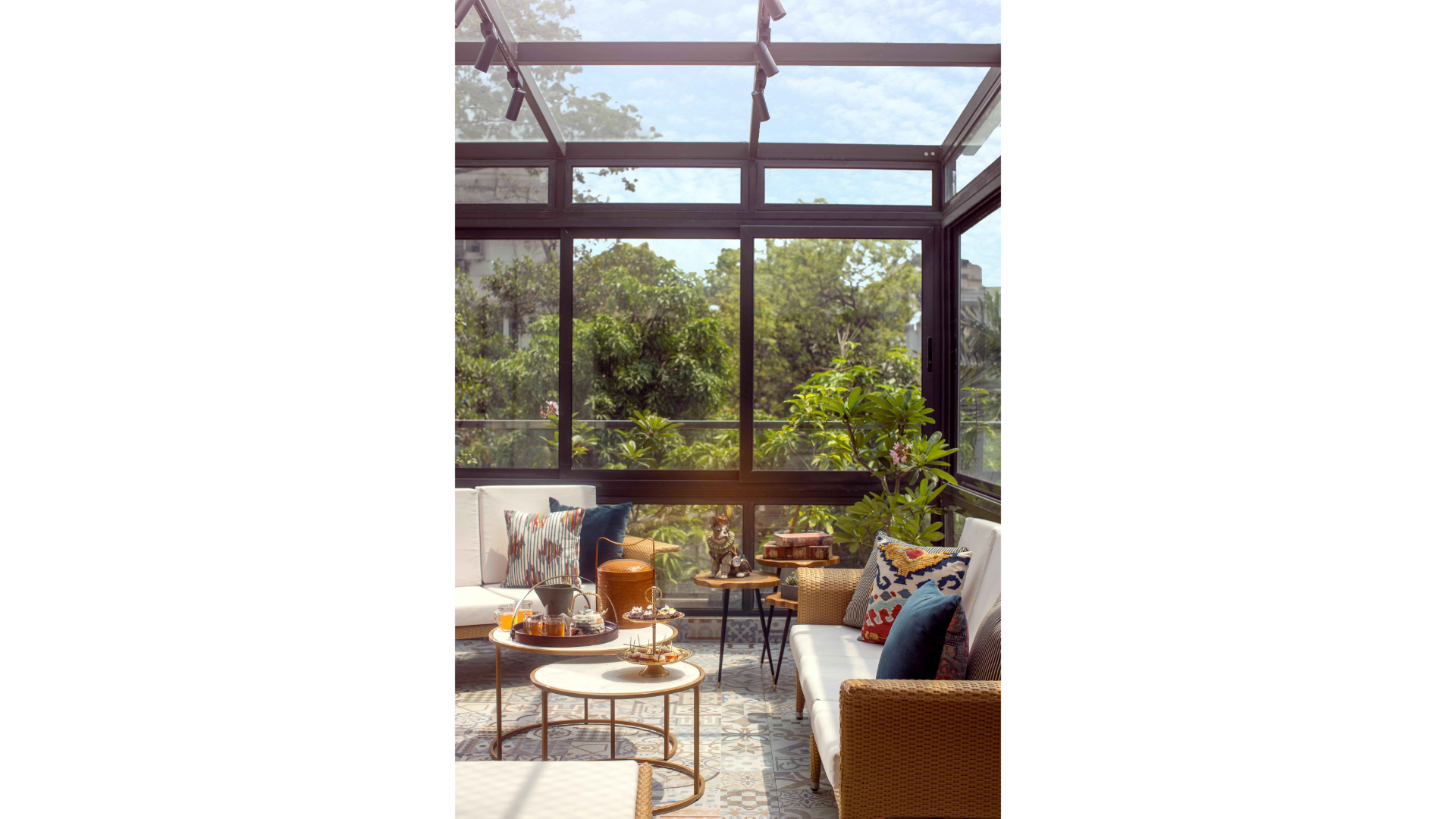 A Glass House for every season. - ArchitectandinteriorsIndia
